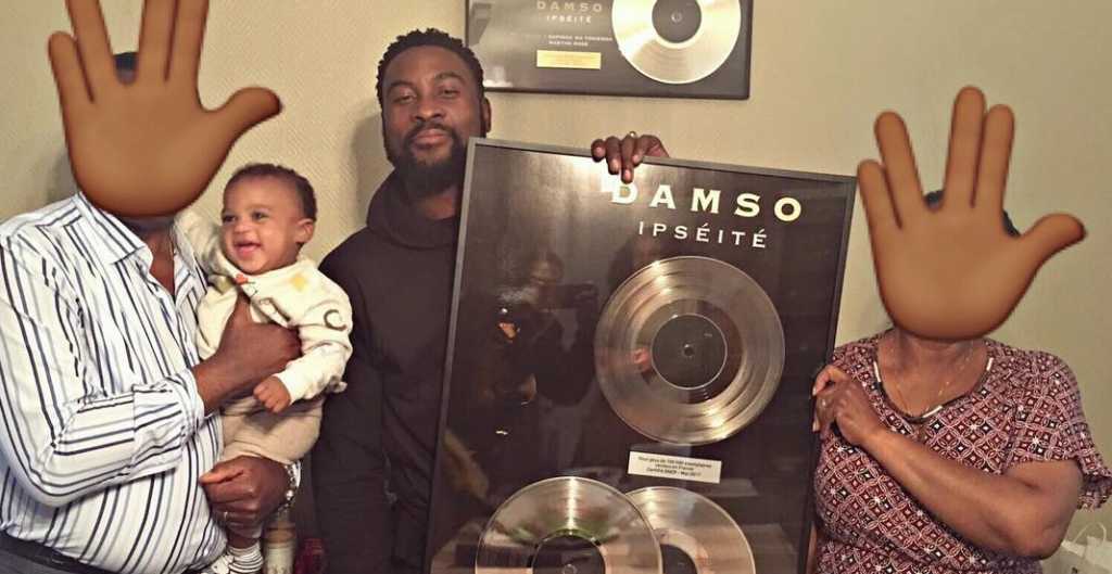 Damso offre son triple disque de platine à ses parents ! (Image)