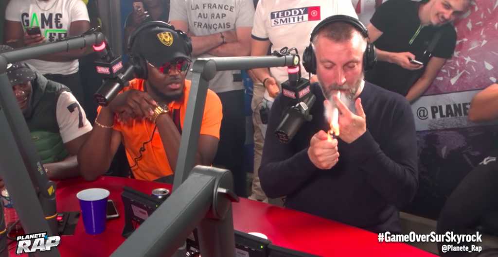 Fred de Skyrock allume un joint énorme dans Planète Rap ! (Vidéo)